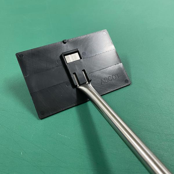 AES樹脂製で耐候性に優れた無地のプレートです。ガーデニングの植物名札、お庭の記念樹プレート、商品説明や案内板、各種ラベルなど使い方は自由です。本品はプレートと専用設置ポールのセットとなっております。土などの地面に埋め込んで設置できます。ポ...