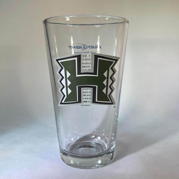 University of Hawaii と BUDLIGHT コラボのグラスです。2011年製。USのUSED物なのでキズや汚れなどがある場合があります。サイズ 高さ約14.8cm×直径 8.8cm他にも多数アメリカ雑貨を出品しています。...