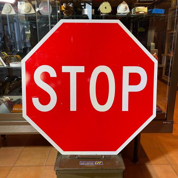 本物ロードサイン　STOP　止まれ新品アルミ製サイズ　約61×61ｃｍ取り付け穴も空いていない新品ですがスレや傷があります。安価なエイジングプレートではない本物の道路標識です。色あせ、キズ、汚れなどあります。インテリアやガレージ、ショップの...