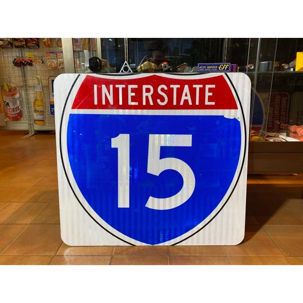 本物ロードサイン　CALIFIRNIA　INTERSTATE 15中古品アルミ製サイズ　約61×56ｃｍ製造ミスのアイテムかもしれません、レアです。安価なエイジングプレートではない本物の道路標識です。キズ、汚れなどあります。インテリアやガレ...