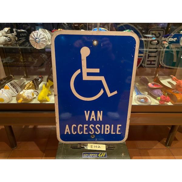 VAN ACCESSIBLE「バン　利用可」メタル製サイズ　約46×31ｃｍキズ、汚れ、剥がれなどあります。ガレージやエクステリアのディスプレイに。
