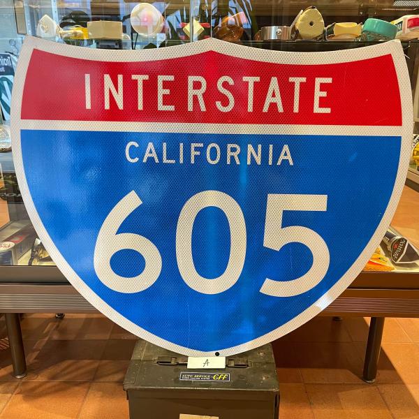 本物ロードサインCALIFIRNIA INTERSTATE 605 A未使用品ですが傷や汚れ、曲がり等あります。アルミ製サイズ　約63.5×76cm安価なエイジングプレートではない本物の道路標識です。サンタフェスプリングス、ベルフラワー、ロ...