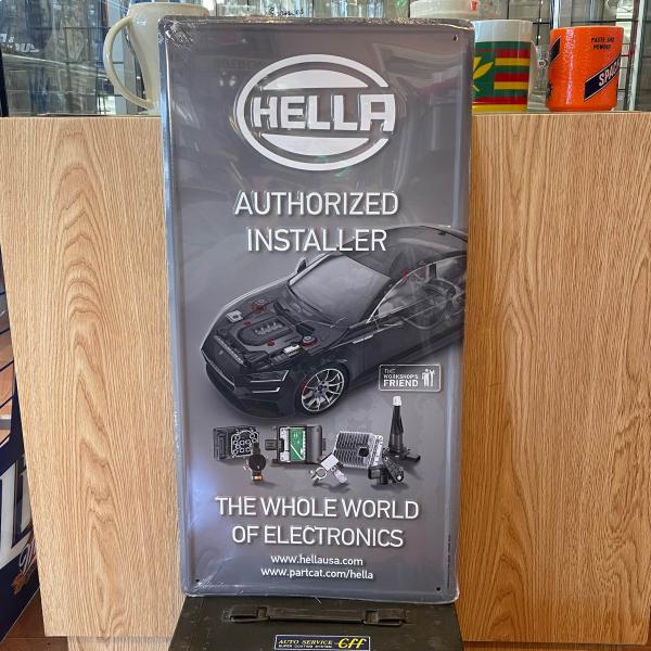 HELLA のティンサインです。サイズ 約60.5×30ｃｍインテリアやガレージ、ショップのディスプレーにいかがでしょうか。US物です。新品でもキズや汚れ等ある場合があります。※条件付き送料無料適用外について※下記の場合、「条件付き送料無料...