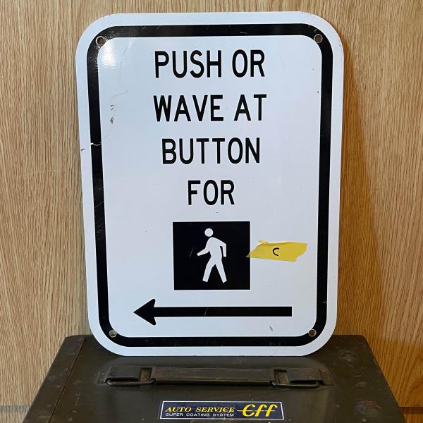 本物ロードサイン　PUSH BUTTON Cアルミ製サイズ　約30.5×23ｃｍ安価なエイジングプレートではない本物の道路標識です。キズ、汚れ、色あせなどあります。インテリアやガレージ、ショップのディスプレーにも。