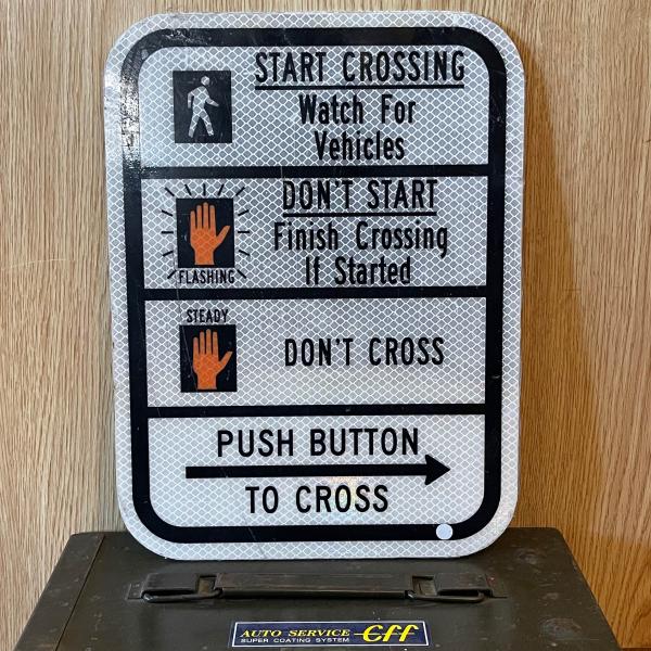 本物ロードサイン　PUSH BUTTON TO CROSSアルミ製サイズ　約30.5×23ｃｍ安価なエイジングプレートではない本物の道路標識です。キズ、汚れ、色あせなどあります。インテリアやガレージ、ショップのディスプレーにも。