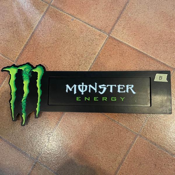 Monster Energy サイン Bサイズ 約16×41.5ｃｍUS物です。新品ですがキズ、汚れ、色あせなどある場合があります。インテリアやガレージ、ショップのディスプレーにも。