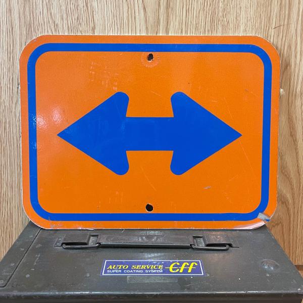 本物ロードサインアロー 矢印 オレンジサイズ約23×31cm　インテリアやガレージ、ショップなどにどうでしょうか。USモノです傷や汚れ、凹み、擦れ等あります。新品でもキズ等ある場合があります。
