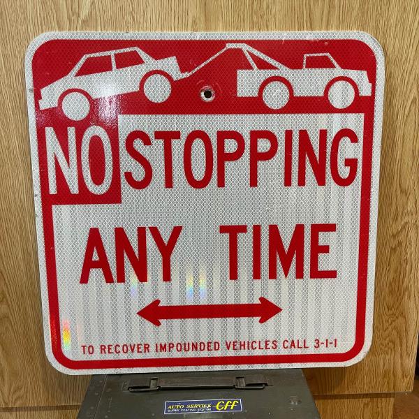 本物ロードサイン　NO STOPPING ANY TIME レッカー (駐車禁止)アルミ製サイズ　約46×46ｃｍ安価なエイジングプレートではない本物の道路標識です。キズ、汚れ、色あせなどあります。インテリアやガレージ、ショップのディスプレ...