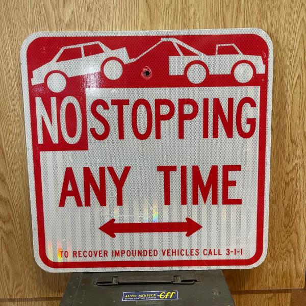 本物ロードサイン　NO STOPPING ANY TIME レッカー (駐車禁止)アルミ製サイズ　約46×46ｃｍ安価なエイジングプレートではない本物の道路標識です。キズ、汚れ、色あせなどあります。インテリアやガレージ、ショップのディスプレ...