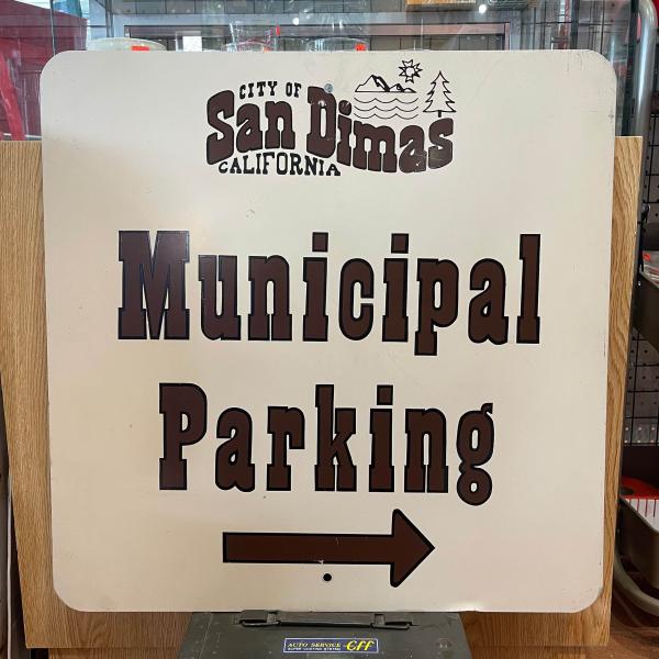 San Dimas の市営駐車場の看板です。アルミ製サイズ　約61×61ｃｍインテリアやガレージ、ショップのディスプレーにも。※条件付き送料無料適用外について※下記の場合、「条件付き送料無料」を適用外とさせていただきます。・沖縄　　発送時の...