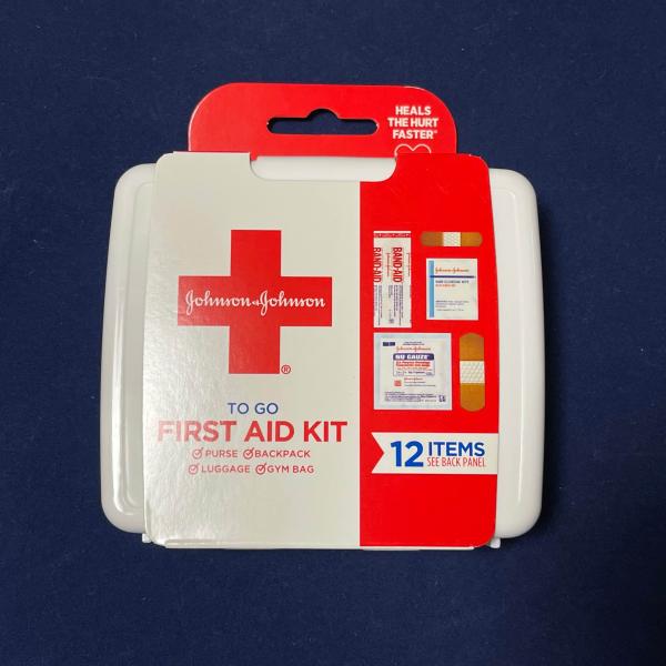 ジョンソン＆ジョンソンのファーストエイドキットバンドエイドなどがセットで入っています。医療品してのご使用はおやめください。インテリア雑貨としてお使いください。アメリカ物なのでパッケージに小傷などがある場合があります。ご理解いただける方よろし...