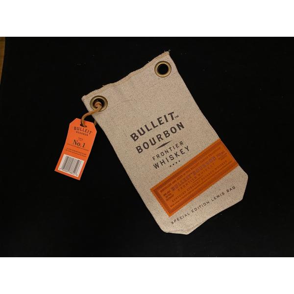 BULLEIT BOURBONのボトルカバー新品サイズ　幅約13.5×高さ約22cm　マチ約5cm。麻布風カラビナなどでベルトに通してウォレットとして、ポーチや小物入れとして、リビングやガレージ、キッチンで収納にも。いろいろ使えるかと思いま...