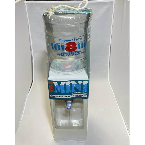 ウォーターサーバーのミニチュアです。アメリカらしくて良い商品です。おそらく本当に使える物だと思われます。サイズ 約50.5cm×約13.5cm×約13.5cmUSED品です。かなりキズや汚れ等あります。アメリカものなので造りが粗い場合もあり...