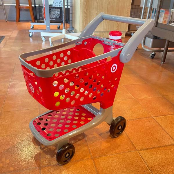 アメリカのスーパーマーケット Target のカートおもちゃになります。画像4枚目の新品の状態で発送します。サイズ 約46cm×約26cm×約41.5cmアメリカものなので造りが粗い場合もあります。※条件付き送料無料適用外について※下記の場...