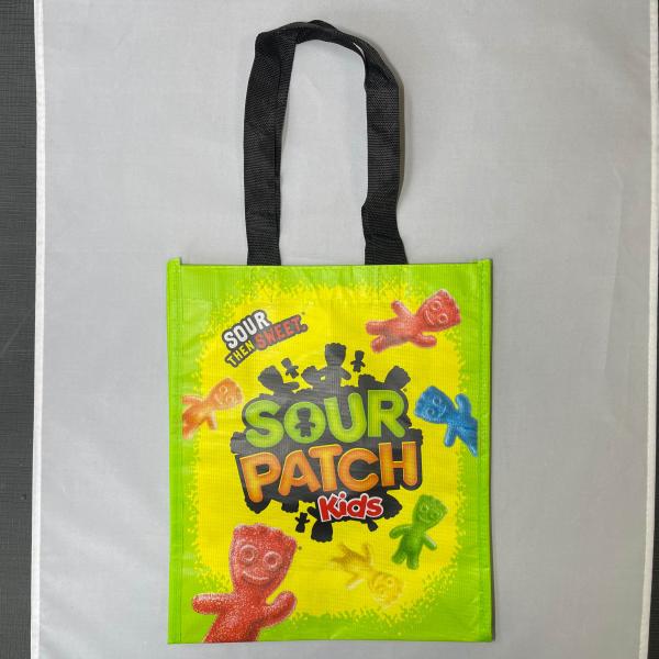 アメリカで大人気のキャンディ SOUR PATCH KIDS のエコバッグになります。アメリカ限定商品です。サイズ約30.2×26×11cmUS物なので作りが粗い場合があります。同じ商品でも個体によってサイズが多少変わる場合があります。半分...