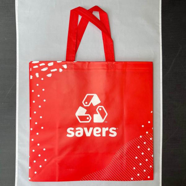 Savers のエコバッグになります。アメリカ限定商品です。Saversはアメリカのドネーションセンターです。サイズ約40.5×42.5×19cmUS物なので作りが粗い場合があります。同じ商品でも個体によってサイズが多少変わる場合があります...