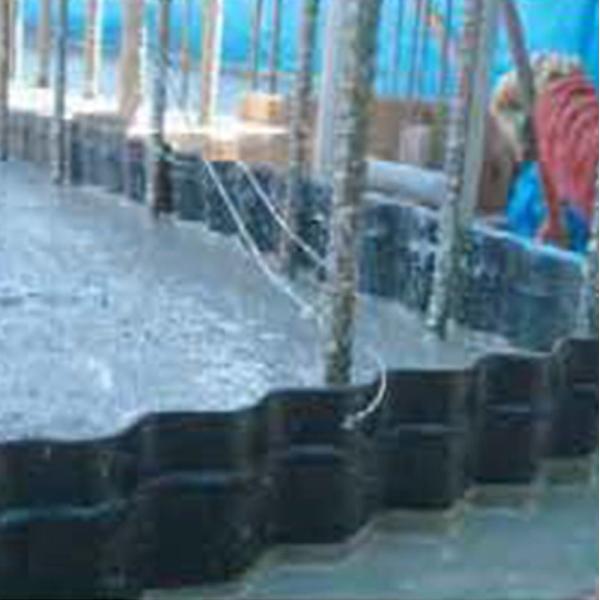 ◎形状を波型にする事で、コンクリート打設時のたおれ・ねじれが生じません。◎表面のシボ加工とリブにより、コンクリートとの密着性も良好です。◎特殊樹脂使用で柔軟性があるため、曲げた状態でも割れることがありません。【規格】100mmx20m【色】...