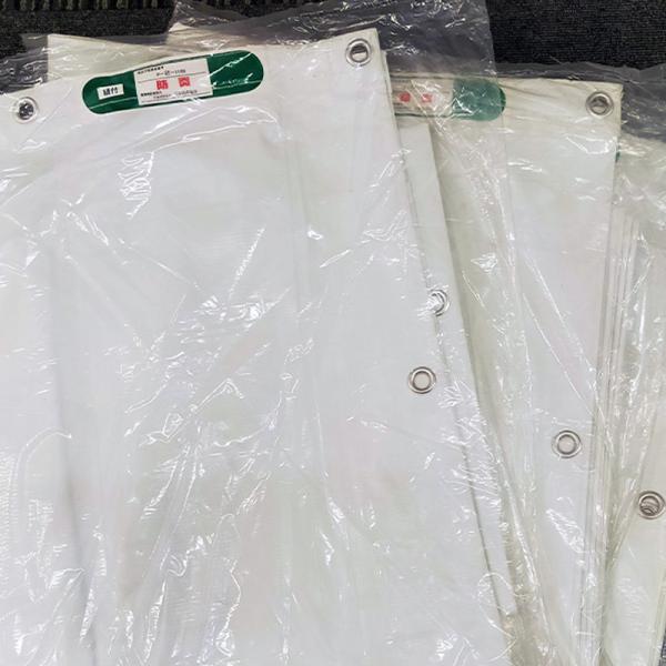 白 防炎シート 450P 1.5×5.4 防炎ラベル付き 1枚 日本防炎協会認定品■シートが燃えづらく繊維が小さな火源に接しても容易に燃え上がらず、万一着火した場合でも際限なく燃え広がることを防ぎます。■軽量で作業性に優れ、幅広い用途にご使...