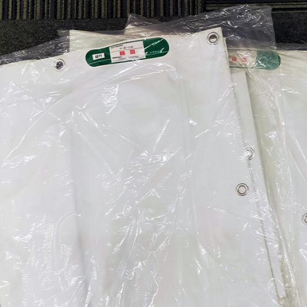 白 防炎シート 450P 0.9×5.4 防炎ラベル付き 1枚 日本防炎協会認定品■シートが燃えづらく繊維が小さな火源に接しても容易に燃え上がらず、万一着火した場合でも際限なく燃え広がることを防ぎます。■軽量で作業性に優れ、幅広い用途にご使...