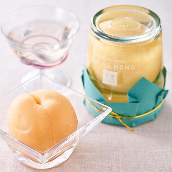 独自の『水熟製法』で桃を長期保存し、今までにない限りなく生に近い状態で１年中おいしくいただける桃に仕上げました。少し小ぶりな「おかやま白桃」をビンに。果実の自然の甘さと食感を味わっていただけるように極力甘さを抑え、「皮付き」「種あり」のまま...