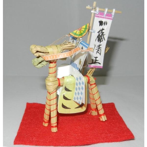 芦屋町で三百年程前から続く八朔の節句行事で作られるわら馬です。男の初子の祝いに武将の名前を書いた旗指物をつけたわら馬を飾り健やかな成長を願いました。全長4.5センチ、全高6〜8センチのミニわら馬です。赤いフェルトの敷物と「ミニ八朔の馬の言わ...