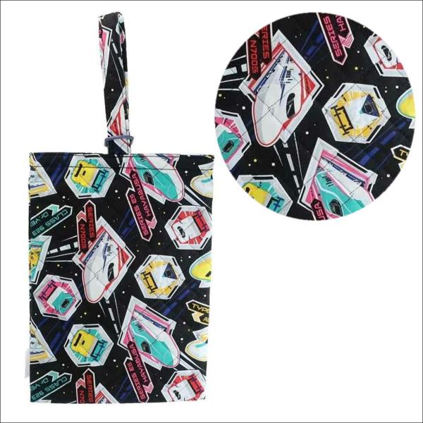 キャラクターキルトシューズバッグ【仕様】・サイズ：約W21×H29ｃｍ・日本製【素材】表側：綿100％中綿：ポリエステル100％裏側：ポリエステル100％※商品写真はサンプルのため、デザイン等若干の差異が生じます。予めご了承ください。※お使...