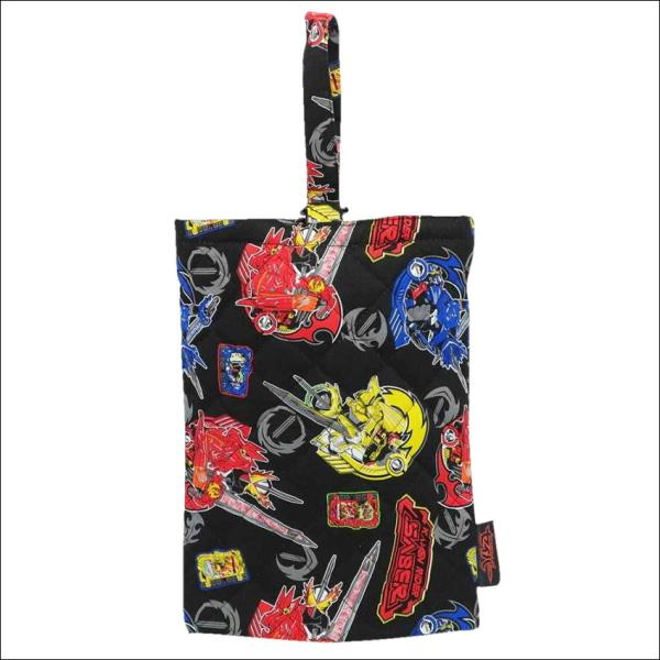 キャラクターキルトシューズバッグ【仕様】・サイズ：約W21×H29ｃｍ・日本製【素材】表側：綿100％中綿：ポリエステル100％裏側：ポリエステル100％※商品写真はサンプルのため、デザイン等若干の差異が生じます。予めご了承ください。※お使...