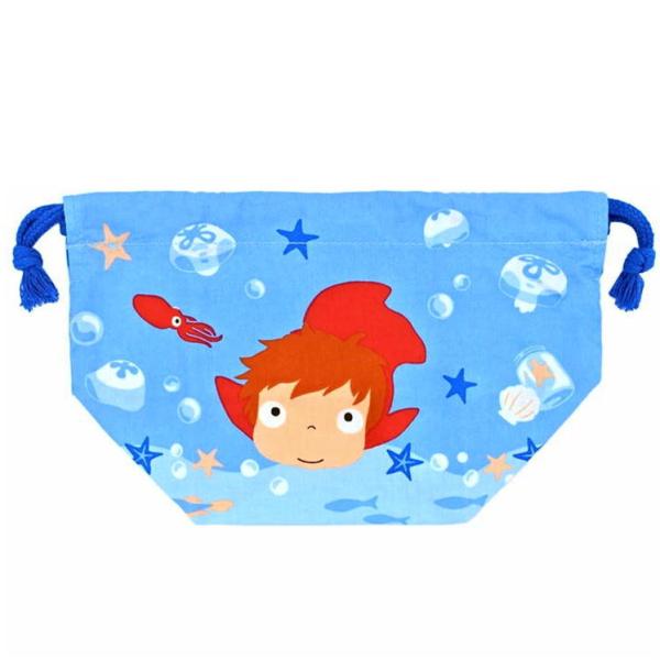 崖の上のポニョ ポニョのうみのかわいいキャラクターのランチ巾着（お弁当袋）です入園入学準備におススメです♪お弁当箱を入れるのに便利な巾着袋です。ランチ巾着としてはもちろん、小物入れや小分け袋として使用するなど、用途の幅広い商品です。遠足など...