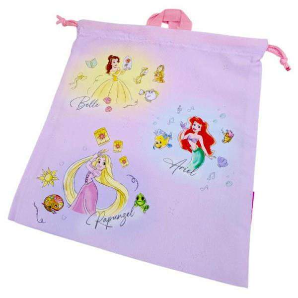 ディズニープリンセスのかわいいキャラクターの巾着（L）です入園入学準備におススメです♪体操服や着替えを入れるのに便利な大きめ巾着です。マチはありません左右にヒモを引くだけでサッと閉じることができ,洗濯可能でいつも清潔【サイズ】31×33cm...