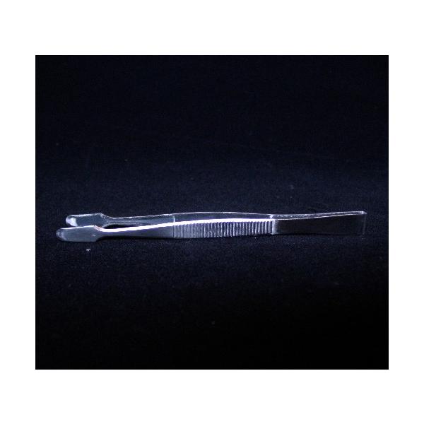 初心者でも使いやすい先端が平形になったステンレス製ピンセット