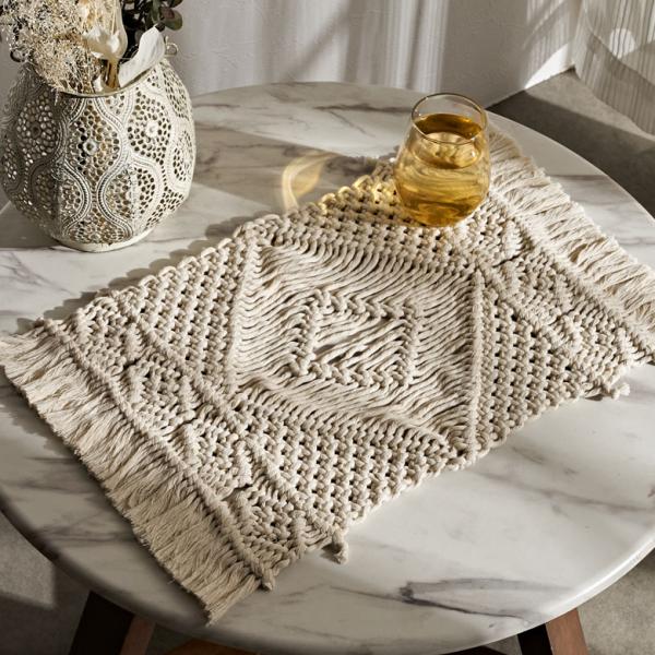 ■サイズ(cm)約 W 45 × D 25 × H 1※フリンジ含む※多少サイズは前後します。■重量約 250 g■素材コットン100％■生産国インド■お手入れ※汚れた箇所は中性洗剤を用い部分的にやさしく手洗いし、乾いたタオル等で水気を取り...