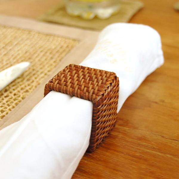 ■サイズ(cm):約W 3.5~4.0 x D 3.5~4.0 x H 2.5~3.0■素材:アタ・ラタン■クオリティ:スタンダードクオリティ■原産国:インドネシア・バリ島※注意事項はページ下部に掲載しております。ページ最下部までご確認お願...