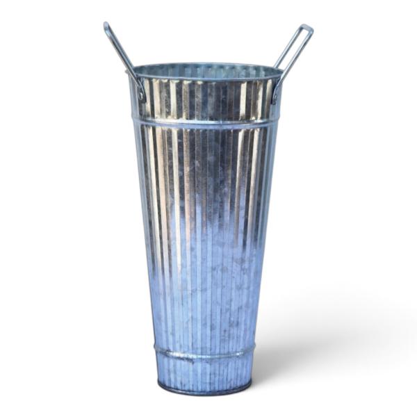 材質：鉄製製品サイズ：約11ｘ14ｘ26cm（高さ26cm）シンプルなシルバーカラーにアンティーク風の雰囲気を取り入れた、バケツ型インテリア雑貨です。造花やフェイクグリーンを飾るプランターカバーとしてはもちろん、文房具、清掃用品、ガーデニン...