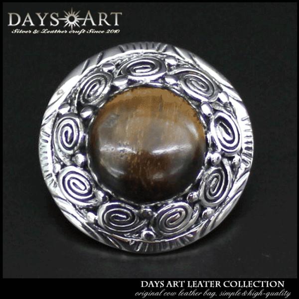 【素材】シルバー925タイガーアイ【仕様】直径約2.7cm、厚み約1cm(ネジ含まず)【その他】タイガーアイを中心にナバホ族独特の装飾を施したシルバーコンチョです。インディアンジュエリーのネイティブ系のデザインには一つ一つ意味があると言われ...