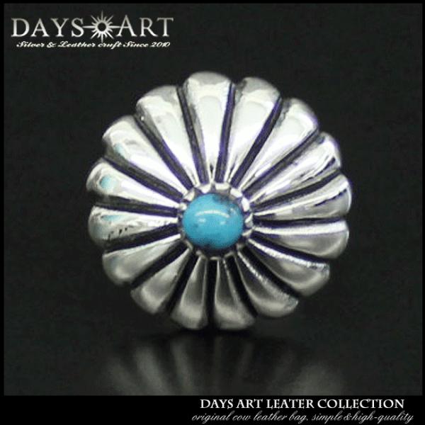 【素材】シルバー925ターコイズ【仕様】直径約1.4cm、厚み約0.7cm(ネジ含まず)【その他】Silver925の土台と本物のストーンを使用し、ナバホ族（ＮＡＢＡＪＯ）のインディアンジュエリーをイメージしたコンチョです。燻しシルバーの質...