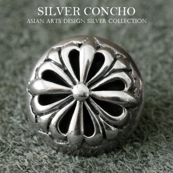 【素材】■シルバー925【仕様】■直径約2cm 厚み約0.6cm(ネジ含まず)■ネジ口径約0.4cm【商品の特徴】クロスモチーフを用いたシルバー925製のサークルコンチョです。シルバーアクセの人気モチーフであるアイアンクロスがエレガントにデ...