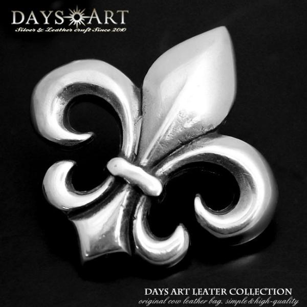 【素材】■合金【仕様】■縦約3.5cm 横約3.4cm 厚み約0.3cm(ネジ含まず)■ネジ口径約0.4cm【商品の特徴】百合の紋章をそのまま模ったメタルコンチョです。バッグやベルトなどのカスタムにおすすめです。裏面はネジ式になっているので...
