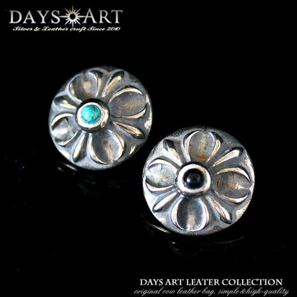 【素材】■合金■イミテーションストーン【仕様】■直径約1.9cm 厚み約0.8cm(ネジ含まず)■ネジ口径約0.4cm【商品の特徴】クロスモチーフのメタルコンチョです。かっこいいゴシックデザインのアイアンクロスの中央にイミテーションのオニキ...