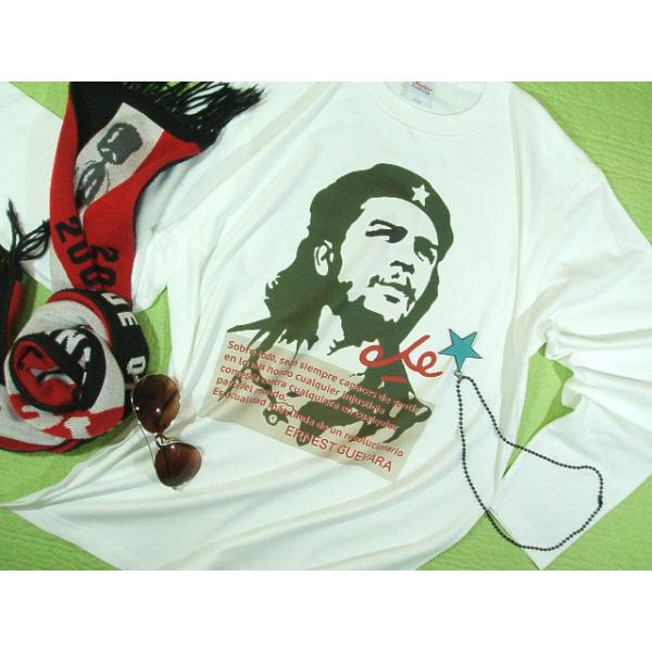 【革命家の最も美しき資質とは…★ゲバラ長袖ッ】胸元の赤いスペイン語の文字は【革命家の資質】について、ゲバラ残した貴重な言葉★明日を見上げる美しき革命家の横顔に、泣ッ※赤い文字で書かれたスペイン語の文章は、ゲバラが自分の幼い子供たちに残した手...