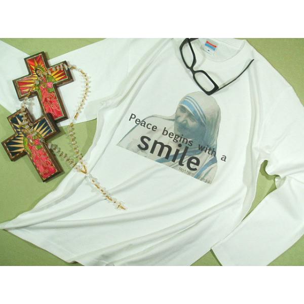 【平和は笑顔から始まる★マザーテレサ長袖Ｔシャツ】　Peace begins with a smile 【平和は笑顔から始まる】　平凡なようでいて、じわり、じわじわ、深いよね。とにかく笑うか　※Peace begins with a SMI...