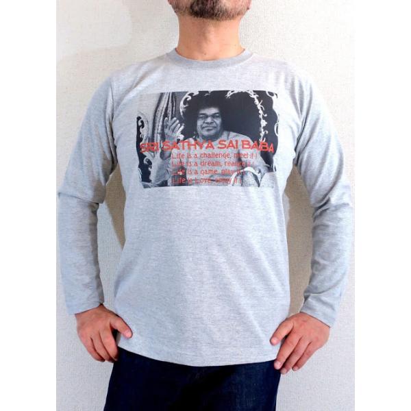 【サイババ曰く：人生とは…】インド聖人？魔術師？サイババの長袖Ｔシャツ人生とはチャレンジ：逃げるな人生とは夢：挑めよ、達成せよ人生とはゲーム：遊んじゃえ人生とは愛：楽しめよ、兄ちゃん■サイズ　S：着丈６３×身幅４８、M：６８×５１、L：７３...