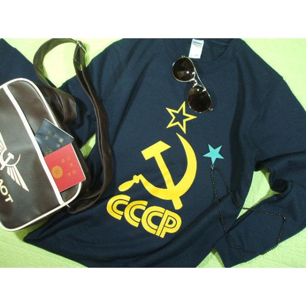 【明日はどっちだ？！鎌とハンマー★　　　　　　　　　　　共産マーク・トレーナー】共産主義は見事崩壊！じゃあ、弱肉強食資本主義は？これまた見事に崩壊中…。いっそ何もかもぶち壊しまいたいぜ、CCCPトレーナーだぁぁ■サイズ：　M：着丈６３×身幅...