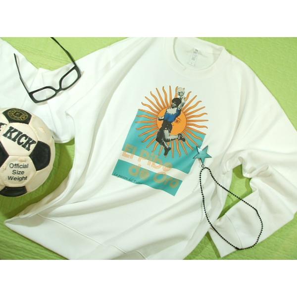 五月の太陽とマラドーナトレーナー【カラ元気で飛べ飛べ、神の手ジャ〜ンプ】五月の太陽（Sol de Mayo）をバックに神の手ジャ〜ンプ！正に神話の一瞬を胸に、強く…な★カラでも元気出して行こうじゃんか、今は…■サイズ：　S：着丈６２×身幅５...