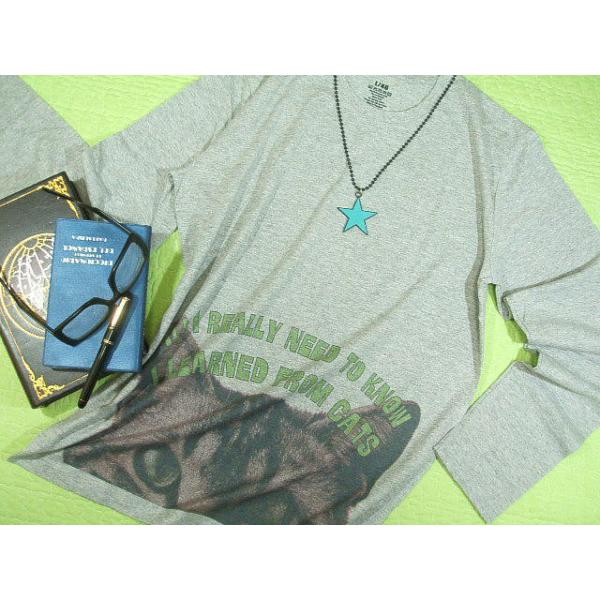 【All I really need...　長袖ッ！】『人生で本当に必用なことはすべて猫から学んだ』：…ちッ、大袈裟なこと言ってんニャよぉぉと半分隠れてる君がまた、可愛いんだにゃぁぁ■サイズS：着丈６２×身幅４８、M：６８×５１、L：７３×...