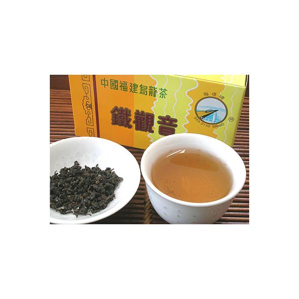 鉄観音茶は烏龍茶の「半発酵茶」に分類され、幾度も手揉みと乾燥を繰り返し、充分に熟成させています。最後の発酵を止める為の火入れを炭火焙煎していることで、濃厚な味わいの中にほうじ茶に似た香ばしさとまろやかな甘みが出てきます。茶葉は艶のある黒味が...