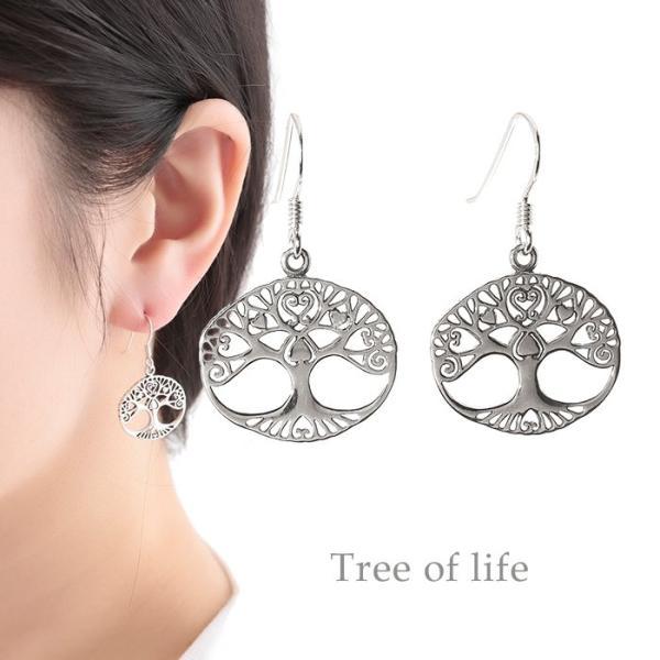 何とも 神秘的 な生命の樹 シルバーピアス 。エデンの園の中央にあった木で、アダムとイヴはその木の実を食べて知恵がついたという、あの木です。◆フック上部からの全体の長さ：約31mm◆モチーフの大きさ：約20×16mm　厚さ：1mm◆素材：シ...