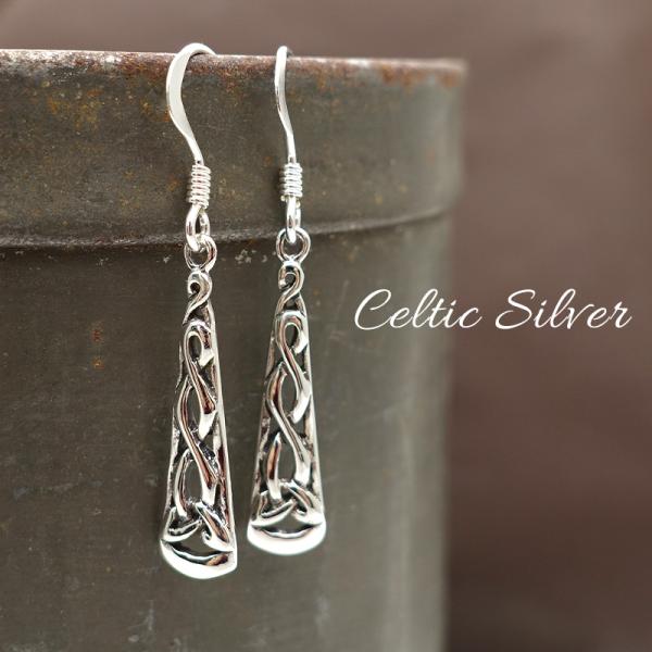 古代ケルトから受け継がれる組紐模様のピアス。軽やかな着け心地で、 揺れるとかわいいです。アンティーク仕上げ（いぶし加工）で落ち着いた大人の雰囲気をお楽しみ下さい。◆素材：シルバー925(スターリングシルバー)◆フック上部からの全体の長さ：約...