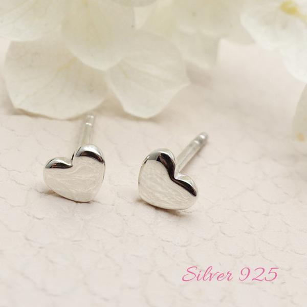 かわいい小さなハートピアス。小さめで耳たぶにフィットするサイズ感。シンプルで目立たないのでさり気なく毎日つけられます。◆素材：シルバー925(スターリングシルバー)◆モチーフの大きさ：約4x4ｍｍ◆厚さ：約1mm◆ポストの長さ：約11mm◆...