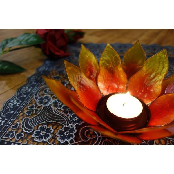 天然のカピス貝を加工して作られたキャンドルホルダーです。貝殻を薄く加工し1枚1枚貼り合わせた、蓮の花のような上品なデザインです。ろうそくを灯すと、南国リゾートのようなゆったりとした時間が流れます。フィリピンからの輸入品です。サイズ：直径→約...