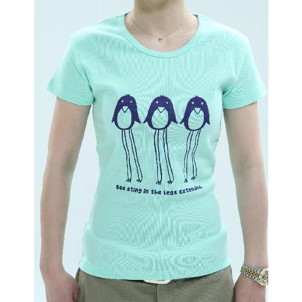 ボディラインをキレイに見せるウエストを絞ったシルエットで１枚でもカッコ良く着こなせます。これからの季節にぴったりなパステルカラーで、３匹並んだあしながペンギンがキュート。バックプリントもあしながペンギンの後ろ姿で、ほのぼのとした雰囲気です。...